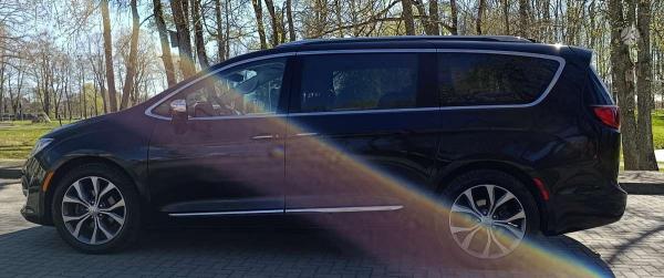 Black Chrysler Pacifica 2017 in Kaunas, with an engine capacity of 3.60 L and mileage of 132 thousand km for 16000 €, photo 9 on AUTOMOTO.COM.LV