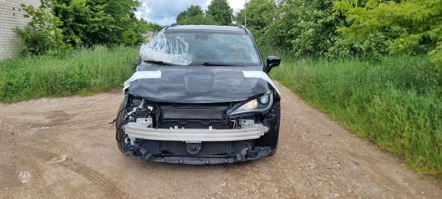 Black Chrysler Pacifica 2017 in Vilnius, with an engine capacity of 3.61 L and mileage of 84 thousand km for 10500 €, photo 1 on AUTOMOTO.COM.LV