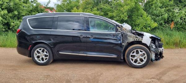 Black Chrysler Pacifica 2017 in Vilnius, with an engine capacity of 3.61 L and mileage of 84 thousand km for 10500 €, photo 4 on AUTOMOTO.COM.LV