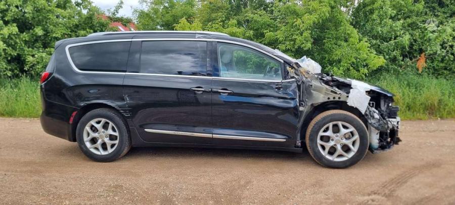 Black Chrysler Pacifica 2017 in Vilnius, with an engine capacity of 3.61 L and mileage of 84 thousand km for 10500 €, photo 5 on AUTOMOTO.COM.LV
