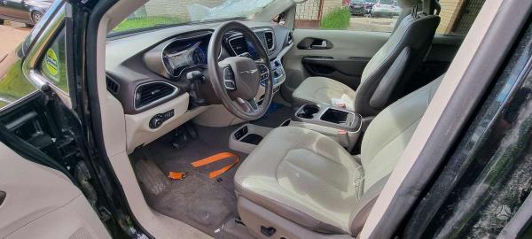 Black Chrysler Pacifica 2017 in Vilnius, with an engine capacity of 3.61 L and mileage of 84 thousand km for 10500 €, photo 10 on AUTOMOTO.COM.LV