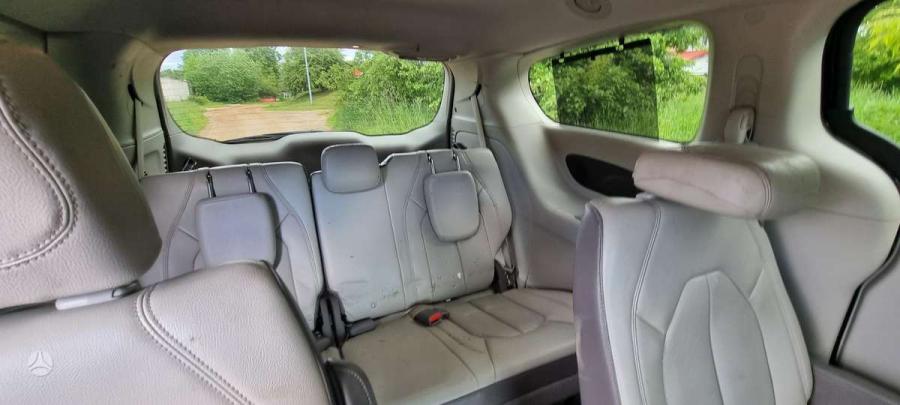 Black Chrysler Pacifica 2017 in Vilnius, with an engine capacity of 3.61 L and mileage of 84 thousand km for 10500 €, photo 20 on AUTOMOTO.COM.LV