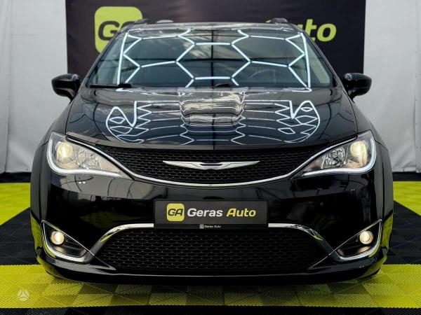 Black Chrysler Pacifica 2017 in Vilnius, with an engine capacity of 3.60 L and mileage of 166 thousand km for 14200 €, photo 2 on AUTOMOTO.COM.LV