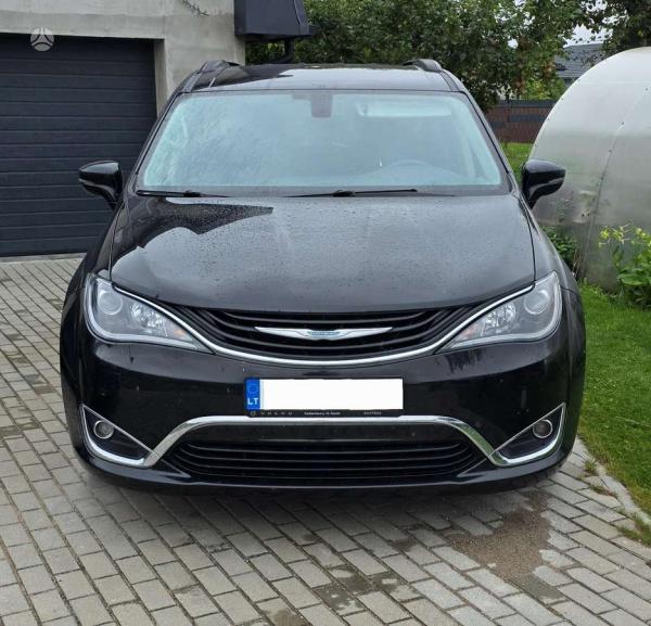 Black Chrysler Pacifica 2017 in Siauliai, with an engine capacity of 3.60 L and mileage of 112 thousand km for 18200 €, photo 1 on AUTOMOTO.COM.LV