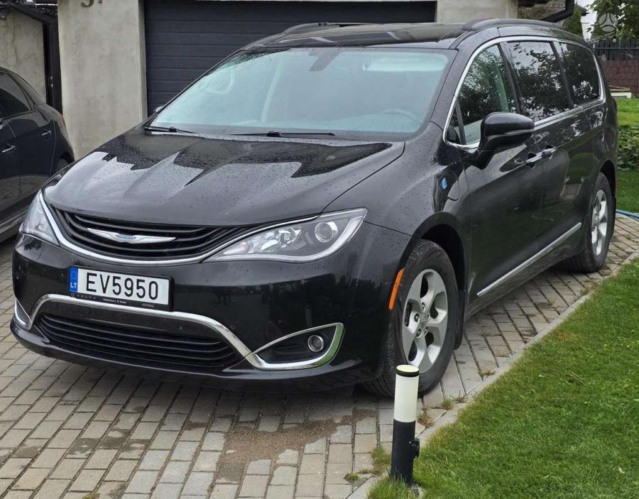 Melns Chrysler Pacifica 2017 Šauļi, ar dzinēja tilpumu 3.60 L un nobraukumu 112 tūkst. km par 18200 €, foto 3 vietnē AUTOMOTO.COM.LV