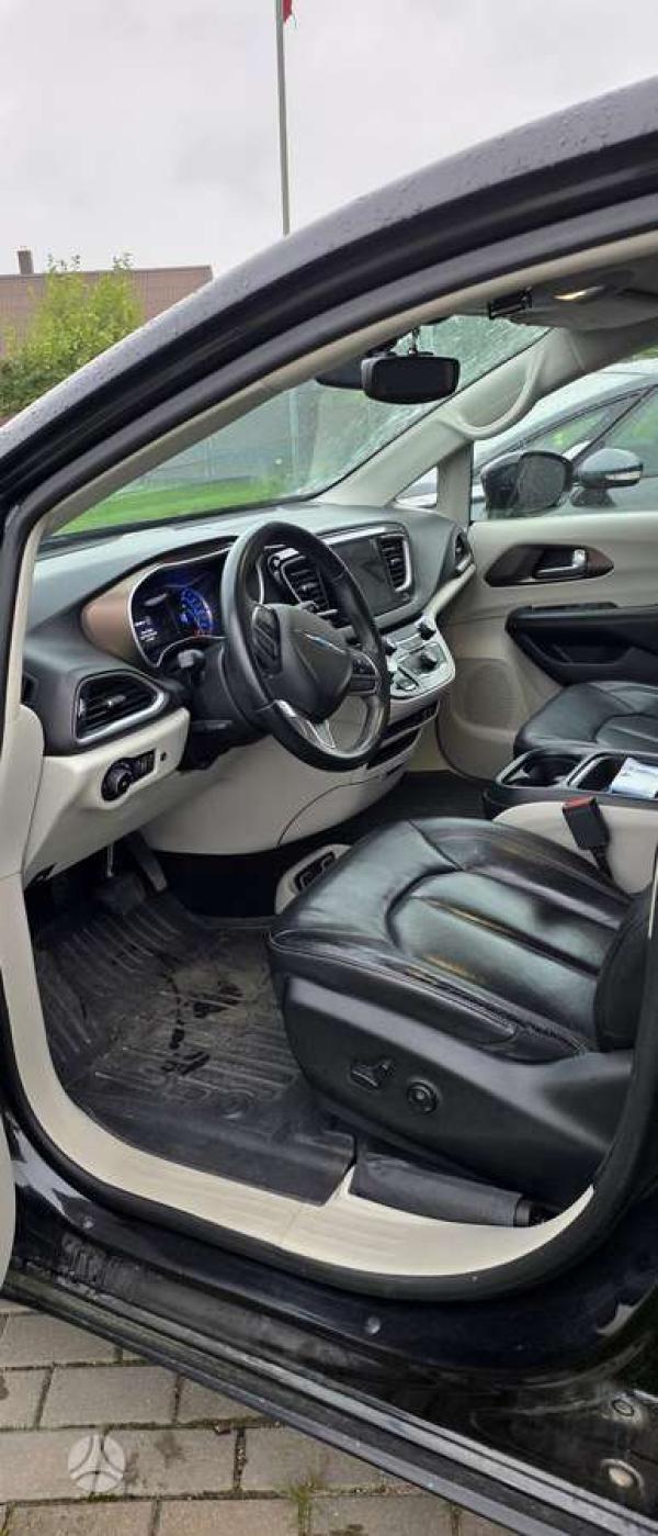 Black Chrysler Pacifica 2017 in Siauliai, with an engine capacity of 3.60 L and mileage of 112 thousand km for 18200 €, photo 5 on AUTOMOTO.COM.LV