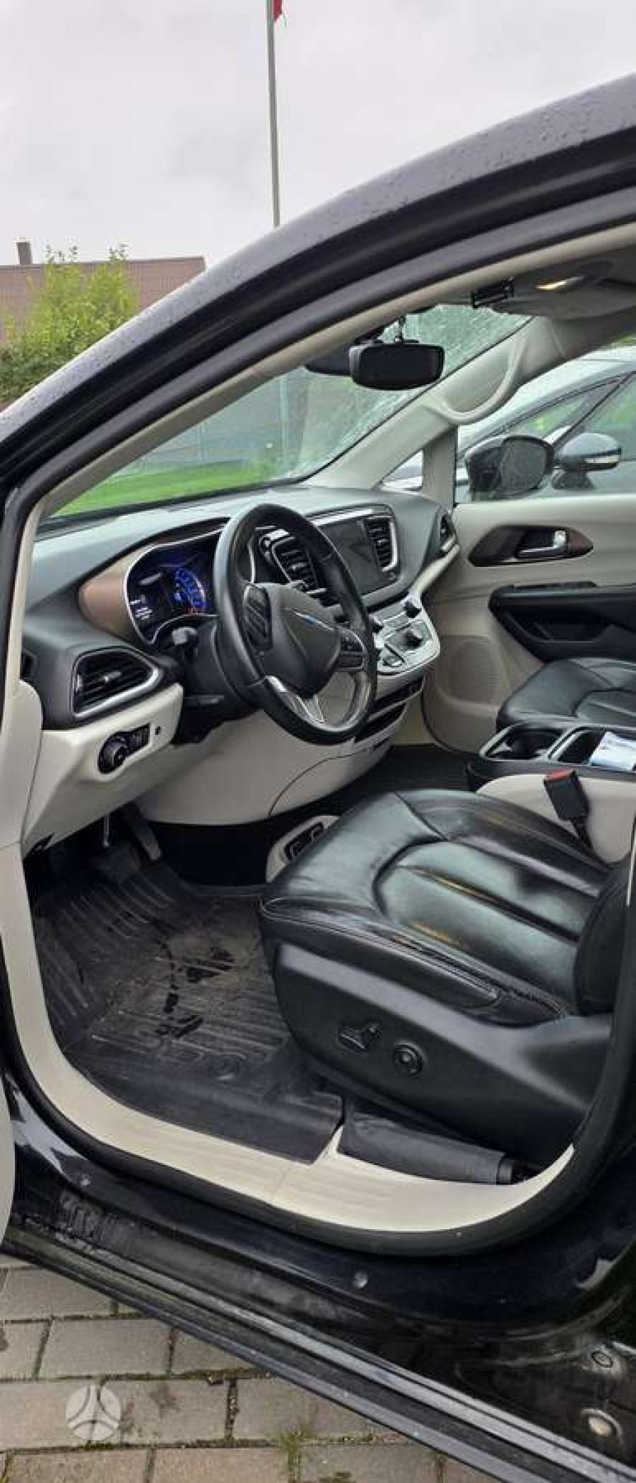 Melns Chrysler Pacifica 2017 Šauļi, ar dzinēja tilpumu 3.60 L un nobraukumu 112 tūkst. km par 18200 €, foto 6 vietnē AUTOMOTO.COM.LV