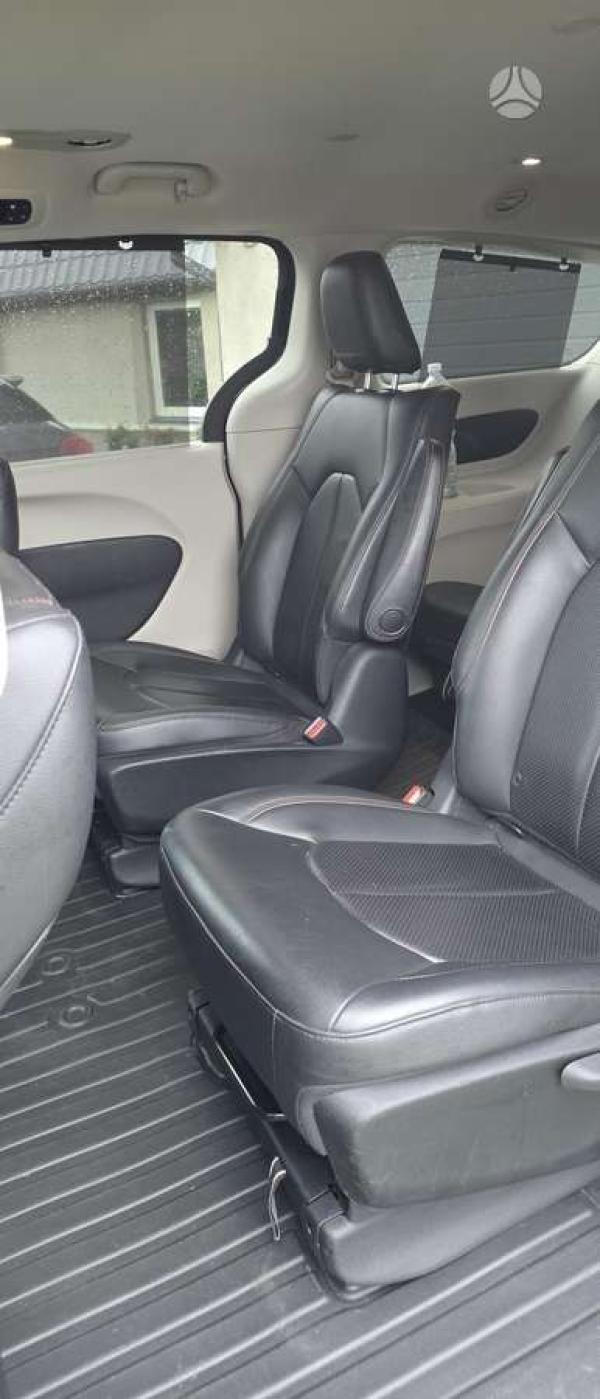 Black Chrysler Pacifica 2017 in Siauliai, with an engine capacity of 3.60 L and mileage of 112 thousand km for 18200 €, photo 6 on AUTOMOTO.COM.LV