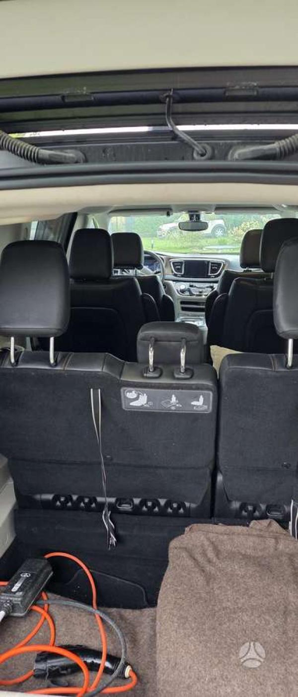 Black Chrysler Pacifica 2017 in Siauliai, with an engine capacity of 3.60 L and mileage of 112 thousand km for 18200 €, photo 7 on AUTOMOTO.COM.LV