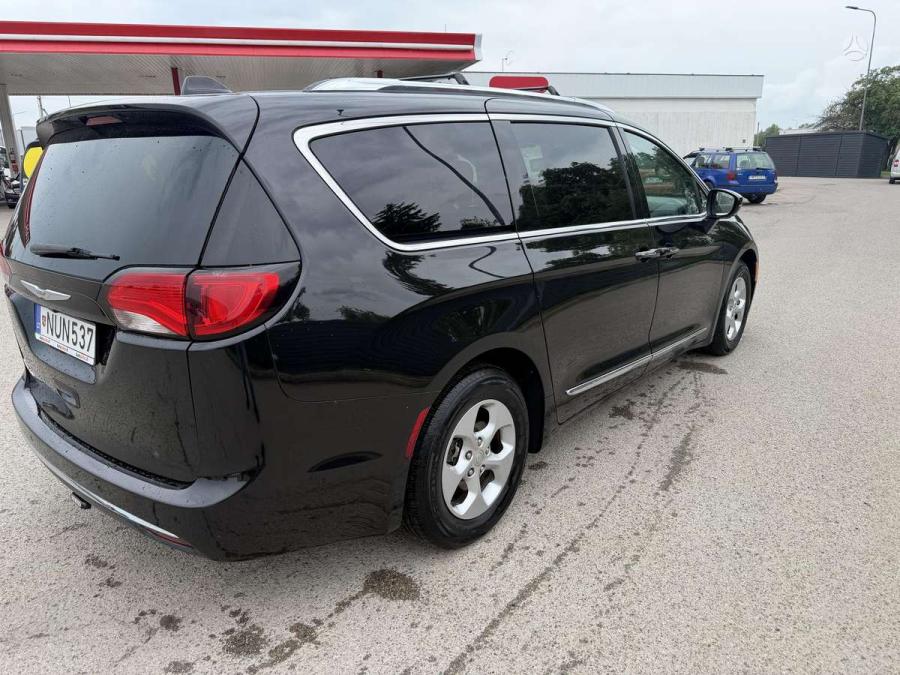 Melns Chrysler Pacifica 2017 Viļņa, ar dzinēja tilpumu 3.61 L un nobraukumu 110 tūkst. km par 12999 €, foto 14 vietnē AUTOMOTO.COM.LV