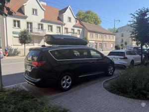 Melns Chrysler Pacifica 2017 Viļņa, ar dzinēja tilpumu 3.61 L un nobraukumu 110 tūkst. km par 12999 €, foto 21 vietnē AUTOMOTO.COM.LV