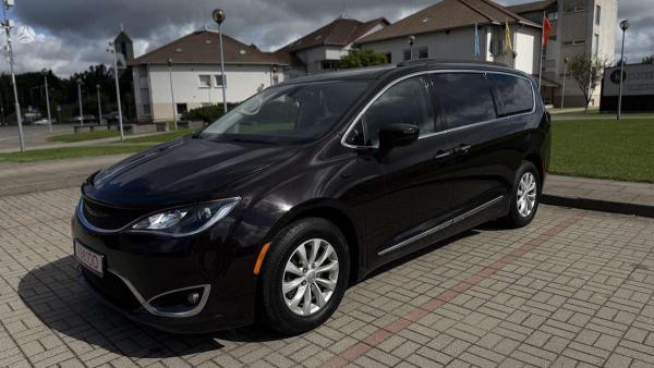 Black Chrysler Pacifica 2017 in Klaipeda, with an engine capacity of 3.60 L and mileage of 228 thousand km for 12500 €, photo 1 on AUTOMOTO.COM.LV