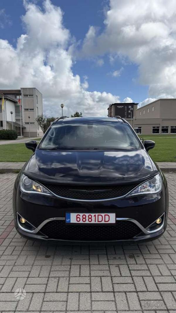 Black Chrysler Pacifica 2017 in Klaipeda, with an engine capacity of 3.60 L and mileage of 228 thousand km for 12500 €, photo 3 on AUTOMOTO.COM.LV