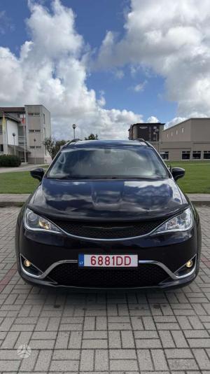 Black Chrysler Pacifica 2017 in Klaipeda, with an engine capacity of 3.60 L and mileage of 228 thousand km for 12500 €, photo 3 on AUTOMOTO.COM.LV