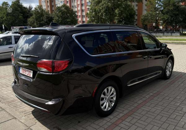 Black Chrysler Pacifica 2017 in Klaipeda, with an engine capacity of 3.60 L and mileage of 228 thousand km for 12500 €, photo 4 on AUTOMOTO.COM.LV