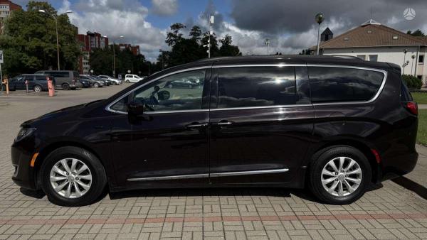 Black Chrysler Pacifica 2017 in Klaipeda, with an engine capacity of 3.60 L and mileage of 228 thousand km for 12500 €, photo 5 on AUTOMOTO.COM.LV