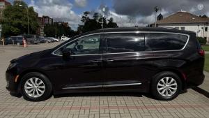 Black Chrysler Pacifica 2017 in Klaipeda, with an engine capacity of 3.60 L and mileage of 228 thousand km for 12500 €, photo 5 on AUTOMOTO.COM.LV