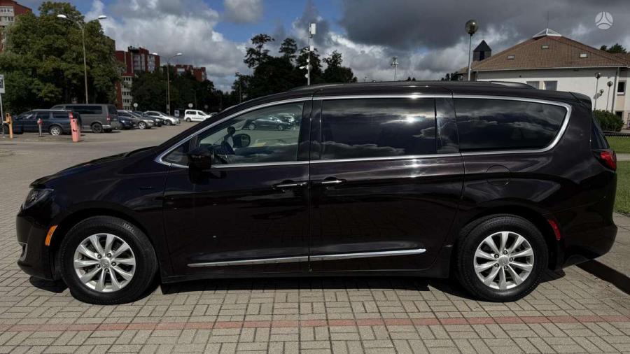 Black Chrysler Pacifica 2017 in Klaipeda, with an engine capacity of 3.60 L and mileage of 228 thousand km for 12500 €, photo 5 on AUTOMOTO.COM.LV