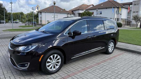 Black Chrysler Pacifica 2017 in Klaipeda, with an engine capacity of 3.60 L and mileage of 228 thousand km for 12500 €, photo 6 on AUTOMOTO.COM.LV