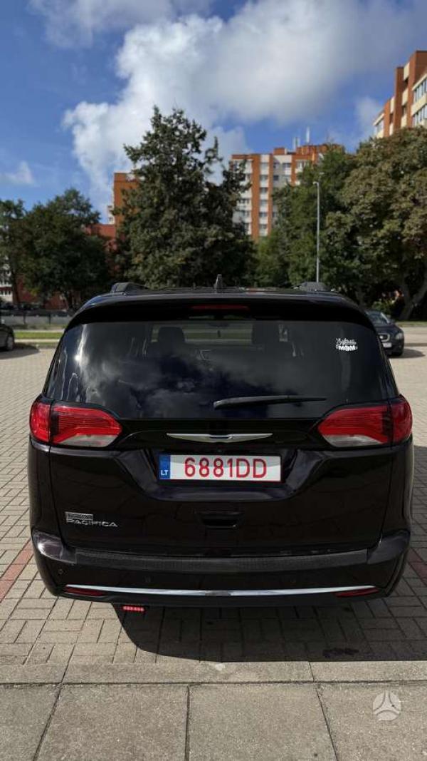 Black Chrysler Pacifica 2017 in Klaipeda, with an engine capacity of 3.60 L and mileage of 228 thousand km for 12500 €, photo 7 on AUTOMOTO.COM.LV
