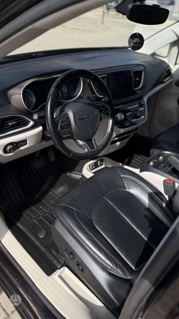 Black Chrysler Pacifica 2017 in Klaipeda, with an engine capacity of 3.60 L and mileage of 228 thousand km for 12500 €, photo 8 on AUTOMOTO.COM.LV