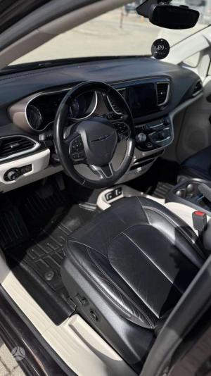 Black Chrysler Pacifica 2017 in Klaipeda, with an engine capacity of 3.60 L and mileage of 228 thousand km for 12500 €, photo 8 on AUTOMOTO.COM.LV