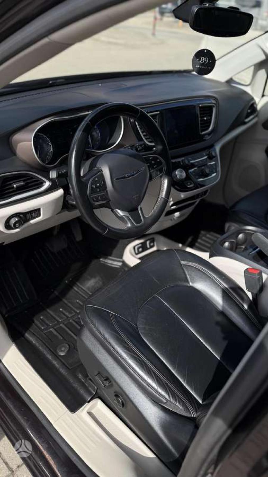 Black Chrysler Pacifica 2017 in Klaipeda, with an engine capacity of 3.60 L and mileage of 228 thousand km for 12500 €, photo 8 on AUTOMOTO.COM.LV