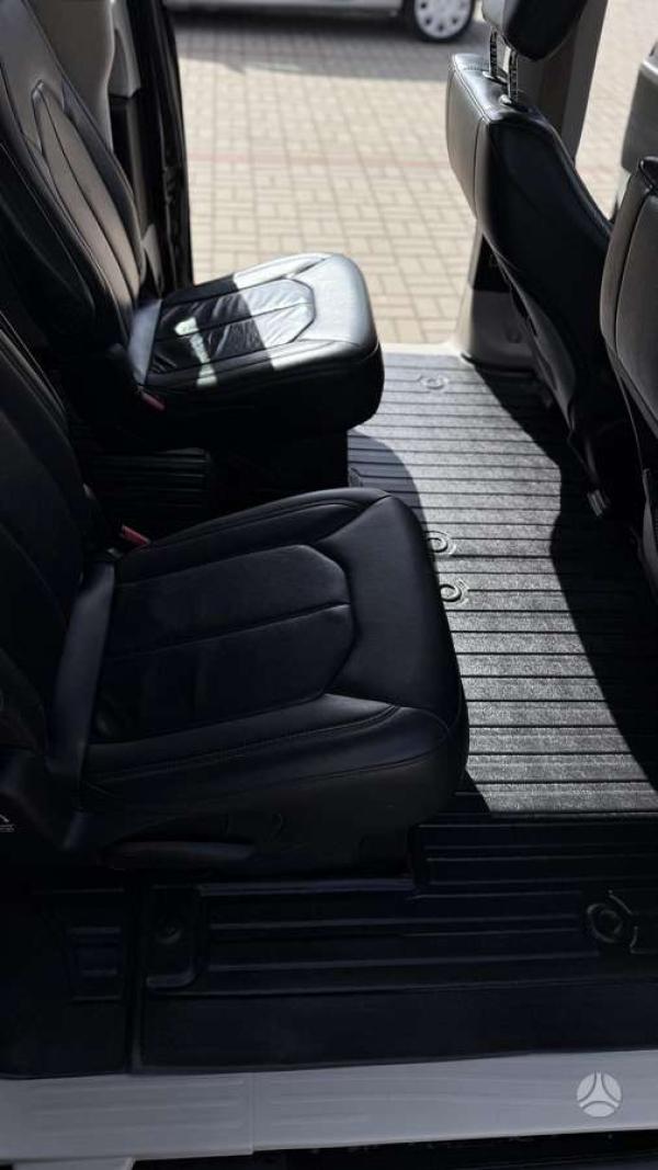 Black Chrysler Pacifica 2017 in Klaipeda, with an engine capacity of 3.60 L and mileage of 228 thousand km for 12500 €, photo 9 on AUTOMOTO.COM.LV