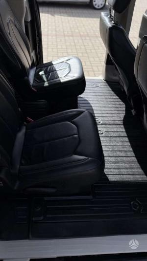 Black Chrysler Pacifica 2017 in Klaipeda, with an engine capacity of 3.60 L and mileage of 228 thousand km for 12500 €, photo 9 on AUTOMOTO.COM.LV