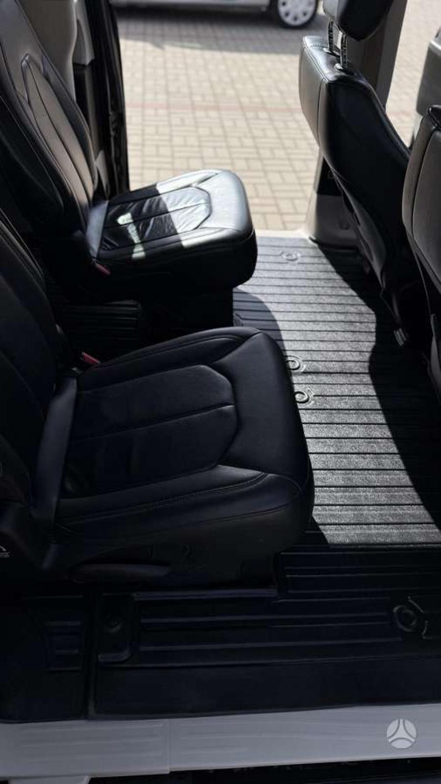 Black Chrysler Pacifica 2017 in Klaipeda, with an engine capacity of 3.60 L and mileage of 228 thousand km for 12500 €, photo 9 on AUTOMOTO.COM.LV