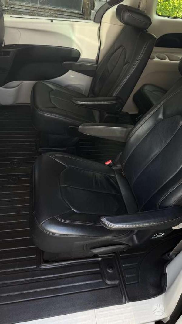 Black Chrysler Pacifica 2017 in Klaipeda, with an engine capacity of 3.60 L and mileage of 228 thousand km for 12500 €, photo 10 on AUTOMOTO.COM.LV