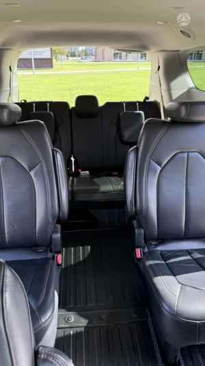 Black Chrysler Pacifica 2017 in Klaipeda, with an engine capacity of 3.60 L and mileage of 228 thousand km for 12500 €, photo 11 on AUTOMOTO.COM.LV