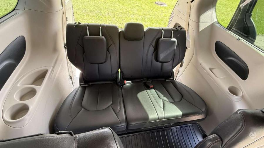 Black Chrysler Pacifica 2017 in Klaipeda, with an engine capacity of 3.60 L and mileage of 228 thousand km for 12500 €, photo 12 on AUTOMOTO.COM.LV