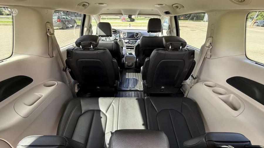 Black Chrysler Pacifica 2017 in Klaipeda, with an engine capacity of 3.60 L and mileage of 228 thousand km for 12500 €, photo 13 on AUTOMOTO.COM.LV