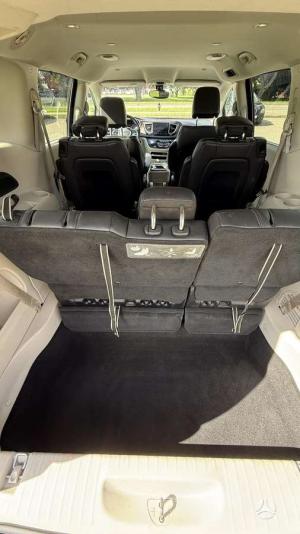 Black Chrysler Pacifica 2017 in Klaipeda, with an engine capacity of 3.60 L and mileage of 228 thousand km for 12500 €, photo 14 on AUTOMOTO.COM.LV