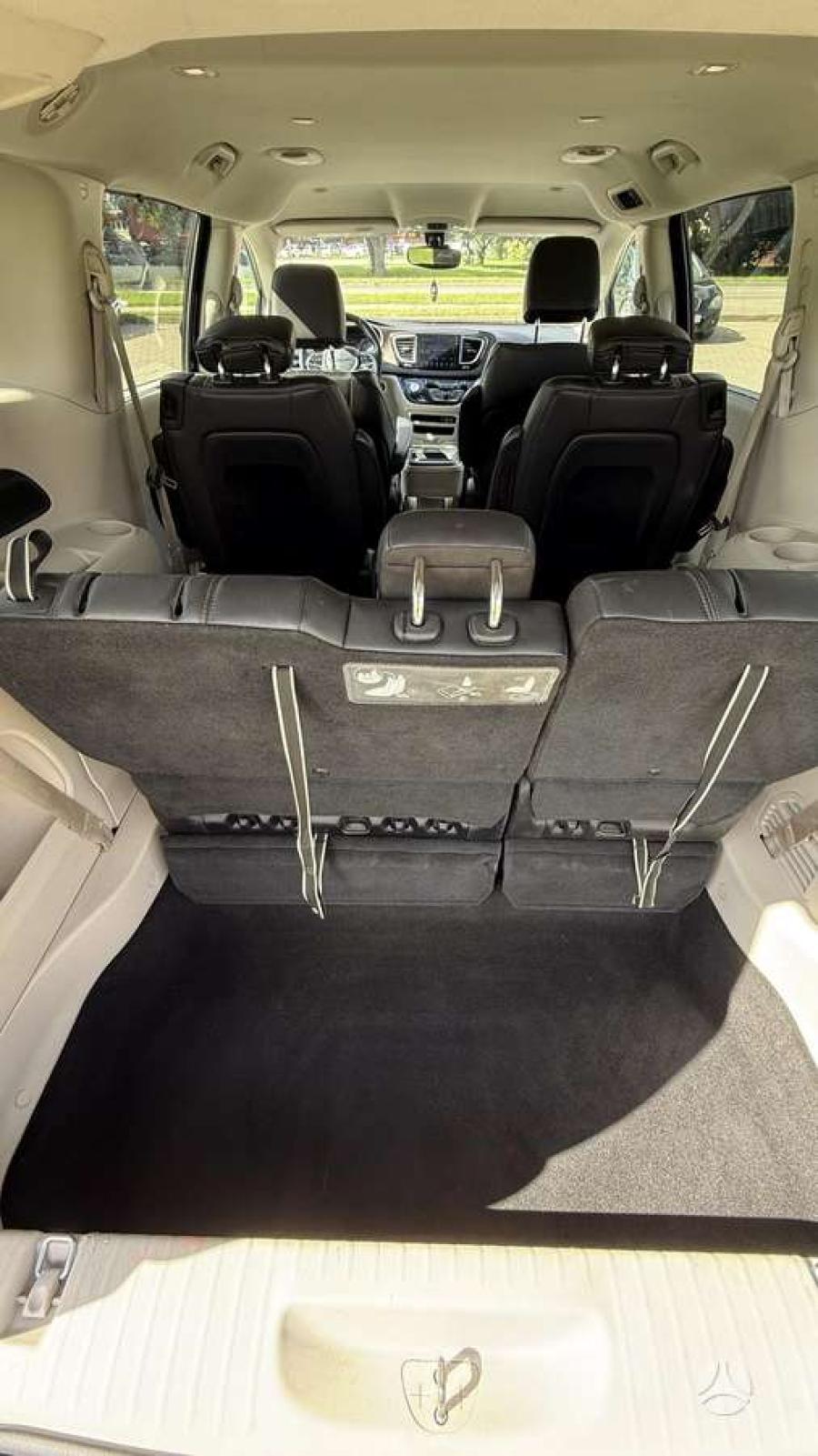 Black Chrysler Pacifica 2017 in Klaipeda, with an engine capacity of 3.60 L and mileage of 228 thousand km for 12500 €, photo 14 on AUTOMOTO.COM.LV