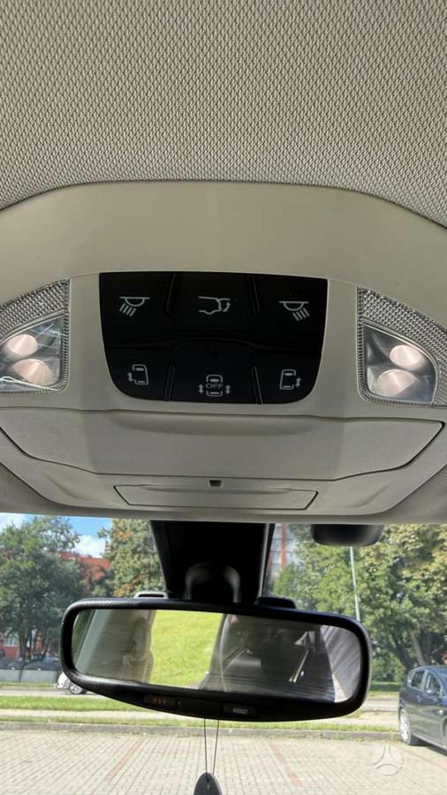 Black Chrysler Pacifica 2017 in Klaipeda, with an engine capacity of 3.60 L and mileage of 228 thousand km for 12500 €, photo 16 on AUTOMOTO.COM.LV