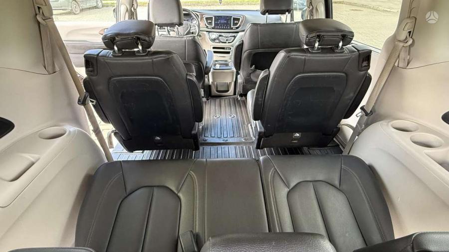 Black Chrysler Pacifica 2017 in Klaipeda, with an engine capacity of 3.60 L and mileage of 228 thousand km for 12500 €, photo 17 on AUTOMOTO.COM.LV