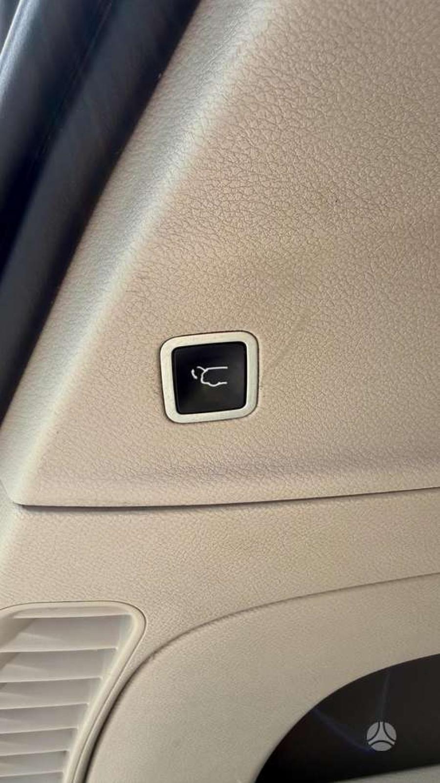 Black Chrysler Pacifica 2017 in Klaipeda, with an engine capacity of 3.60 L and mileage of 228 thousand km for 12500 €, photo 19 on AUTOMOTO.COM.LV