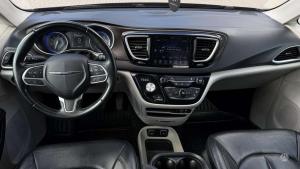 Black Chrysler Pacifica 2017 in Klaipeda, with an engine capacity of 3.60 L and mileage of 228 thousand km for 12500 €, photo 20 on AUTOMOTO.COM.LV