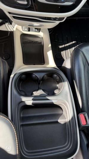 Black Chrysler Pacifica 2017 in Klaipeda, with an engine capacity of 3.60 L and mileage of 228 thousand km for 12500 €, photo 21 on AUTOMOTO.COM.LV