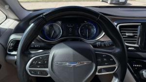 Black Chrysler Pacifica 2017 in Klaipeda, with an engine capacity of 3.60 L and mileage of 228 thousand km for 12500 €, photo 22 on AUTOMOTO.COM.LV