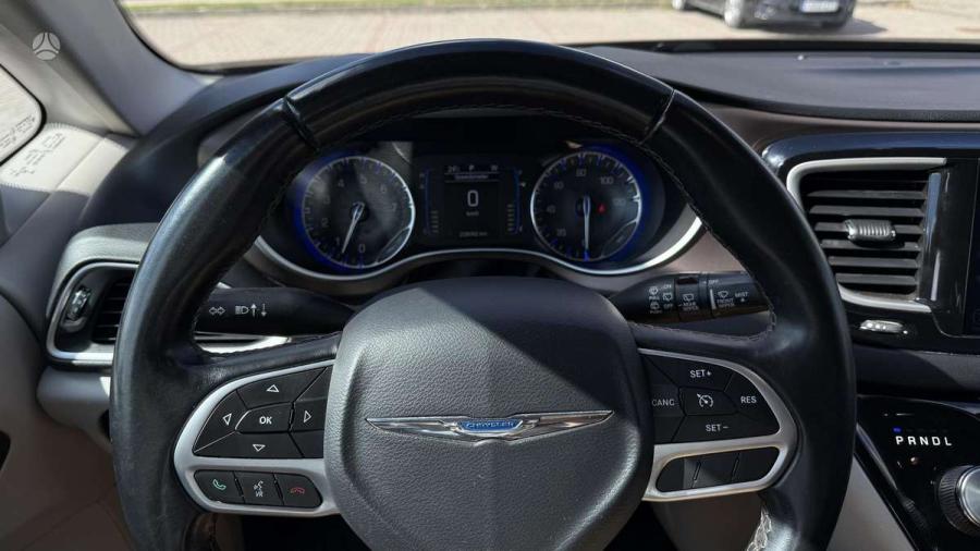 Black Chrysler Pacifica 2017 in Klaipeda, with an engine capacity of 3.60 L and mileage of 228 thousand km for 12500 €, photo 22 on AUTOMOTO.COM.LV