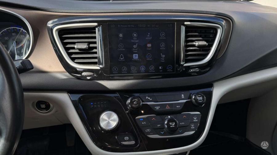 Black Chrysler Pacifica 2017 in Klaipeda, with an engine capacity of 3.60 L and mileage of 228 thousand km for 12500 €, photo 23 on AUTOMOTO.COM.LV