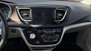 Black Chrysler Pacifica 2017 in Klaipeda, with an engine capacity of 3.60 L and mileage of 228 thousand km for 12500 €, photo 24 on AUTOMOTO.COM.LV