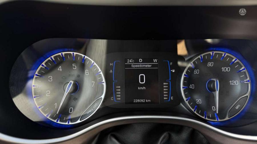 Black Chrysler Pacifica 2017 in Klaipeda, with an engine capacity of 3.60 L and mileage of 228 thousand km for 12500 €, photo 28 on AUTOMOTO.COM.LV