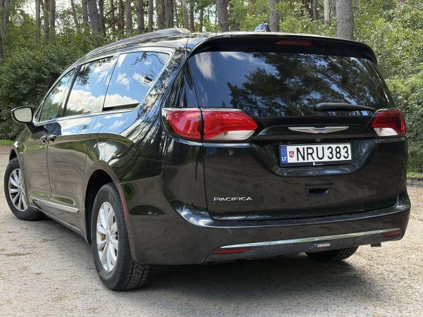 Chrysler Pacifica 2017 in Ukmerge on AUTOMOTO.COM.LV Black Chrysler Pacifica 2017 in Ukmerge, with an engine capacity of 3.61 L and mileage of 196 thousand km for 7700 β¬, photo 7 on AUTOMOTO.COM.LV