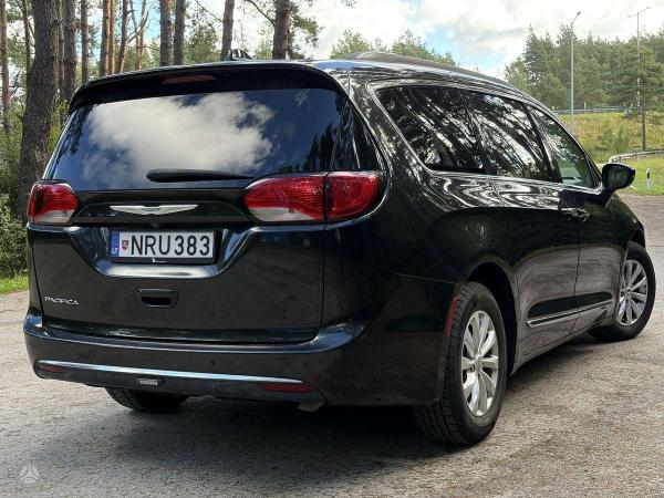 Chrysler Pacifica 2017 in Ukmerge on AUTOMOTO.COM.LV Black Chrysler Pacifica 2017 in Ukmerge, with an engine capacity of 3.61 L and mileage of 196 thousand km for 7700 β¬, photo 8 on AUTOMOTO.COM.LV