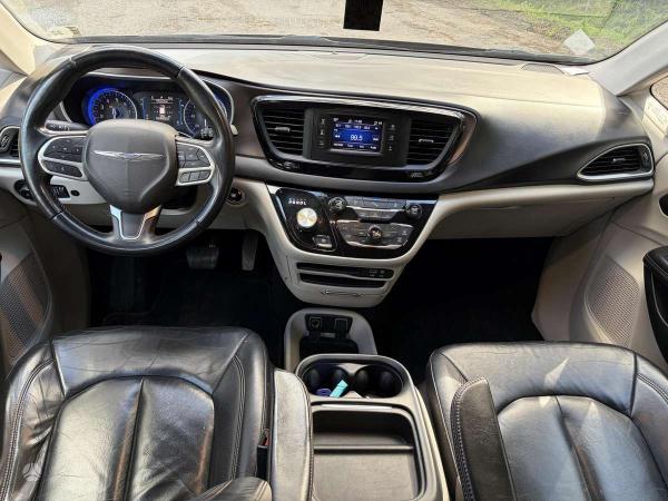 Chrysler Pacifica 2017 in Ukmerge on AUTOMOTO.COM.LV Black Chrysler Pacifica 2017 in Ukmerge, with an engine capacity of 3.61 L and mileage of 196 thousand km for 7700 β¬, photo 11 on AUTOMOTO.COM.LV
