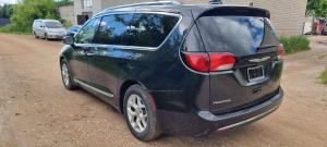Black Chrysler Pacifica 2017 in Vilnius, with an engine capacity of 3.61 L and mileage of 84 thousand km for 10400 €, photo 3 on AUTOMOTO.COM.LV